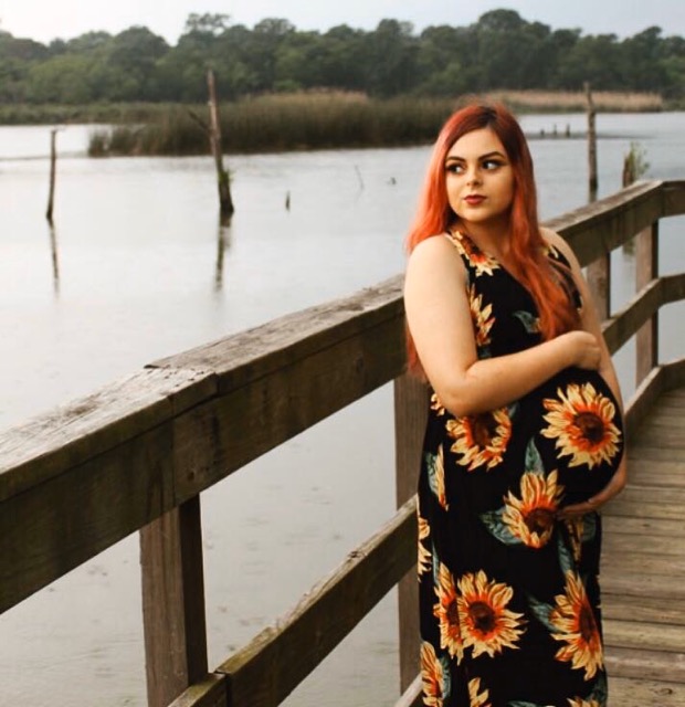 I’m not letting corona ruin my chances of getting maternity photos 💙 ...