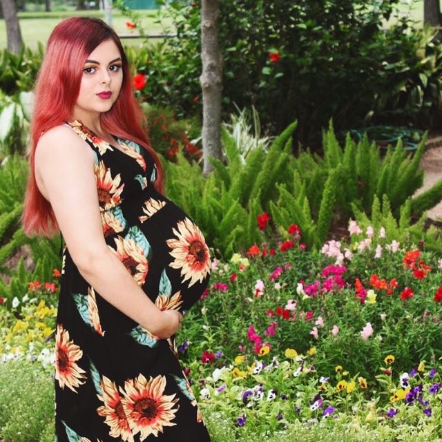 I’m not letting corona ruin my chances of getting maternity photos 💙 ...