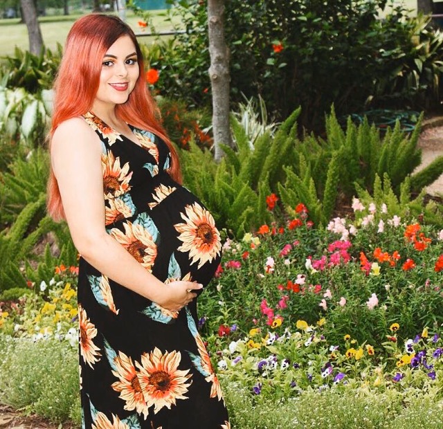 I’m not letting corona ruin my chances of getting maternity photos 💙 ...